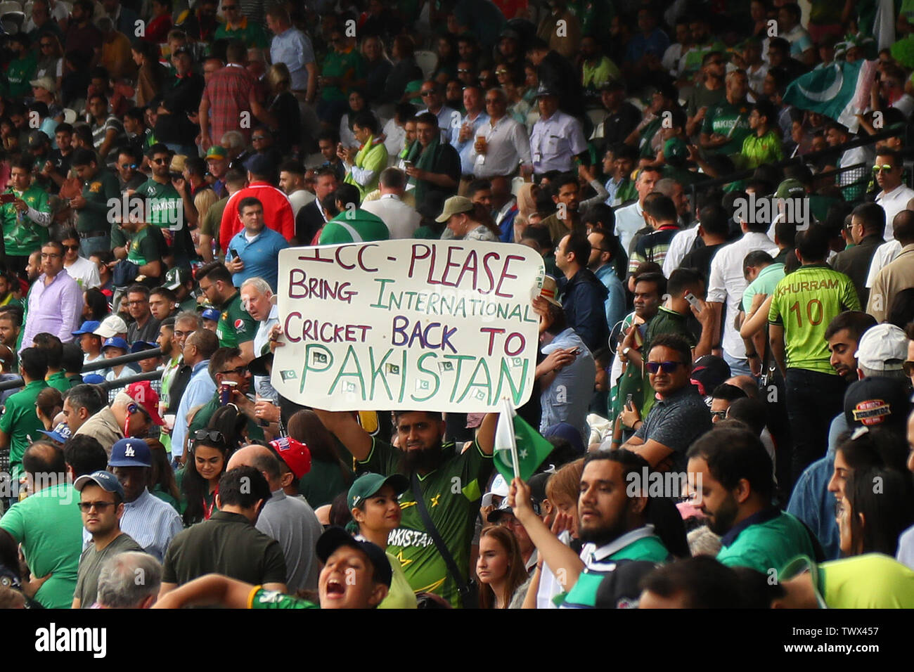 Pakistan cricket fans hi-res stock photography and images - Alamy