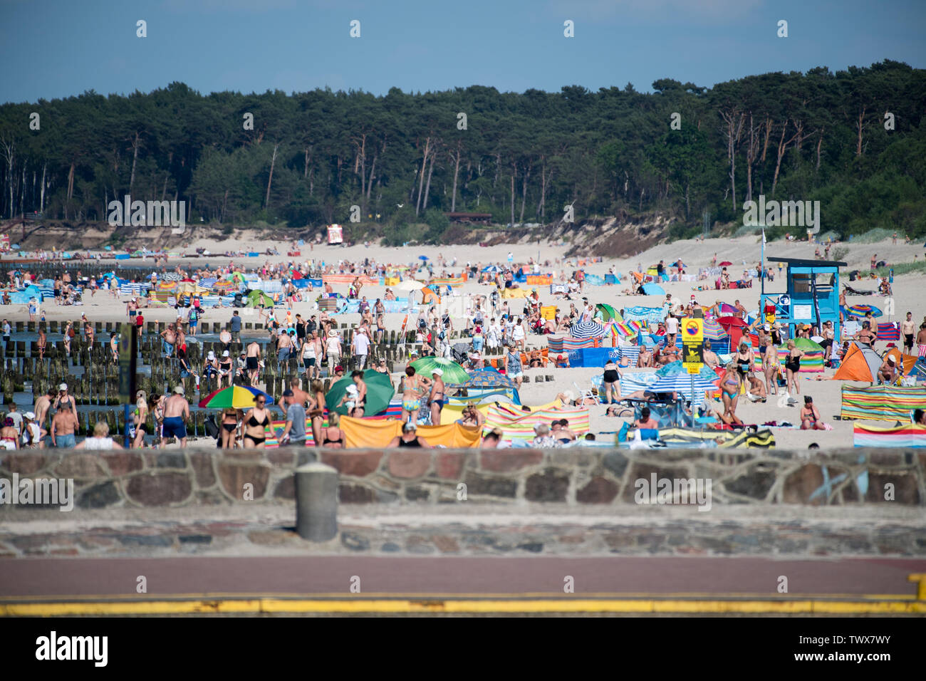 Hot day on beach in Ustka, Poland. June 17th 2019 © Wojciech Strozyk ...