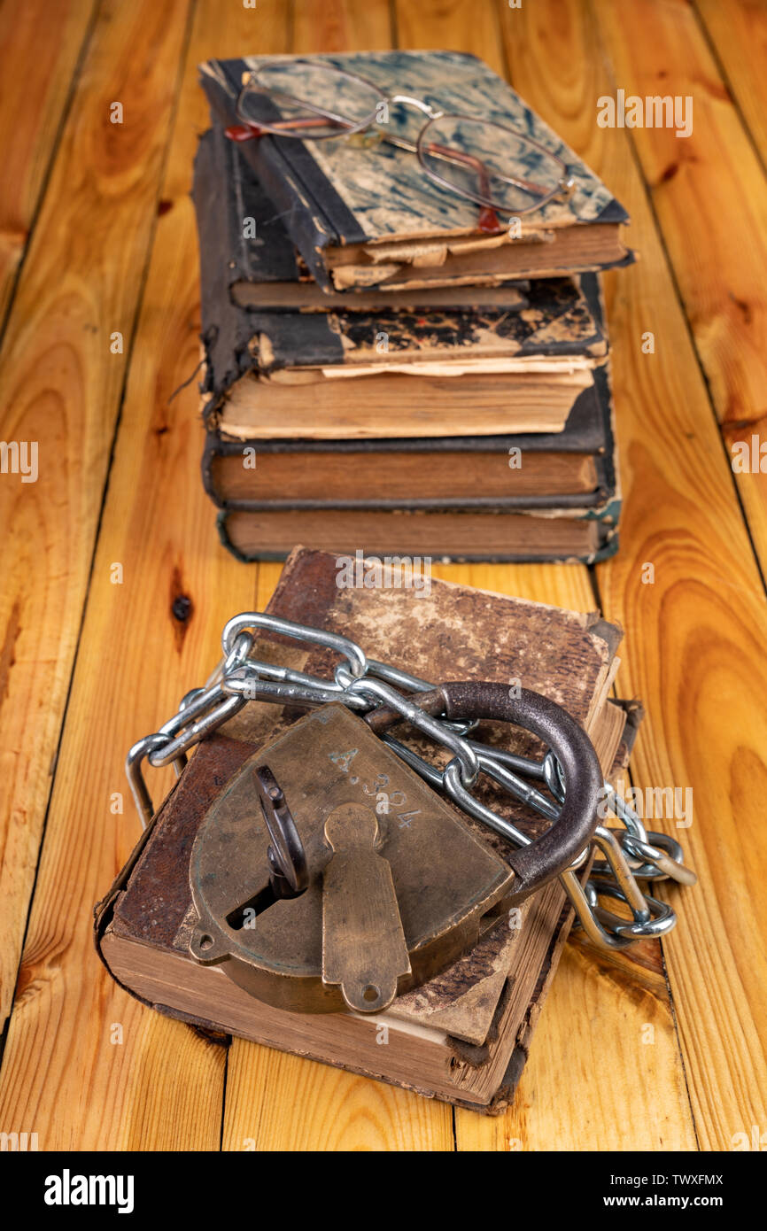 Old book padlock chain hi-res stock photography and images - Alamy