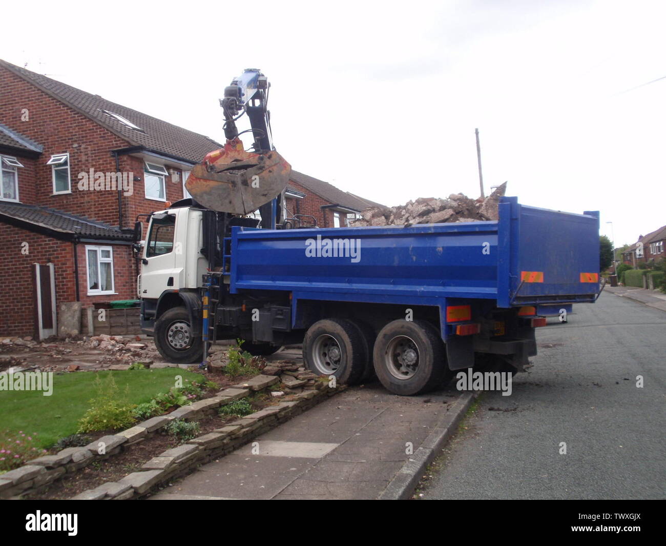Loading concrete demolition rubble hi-res stock photography and images ...