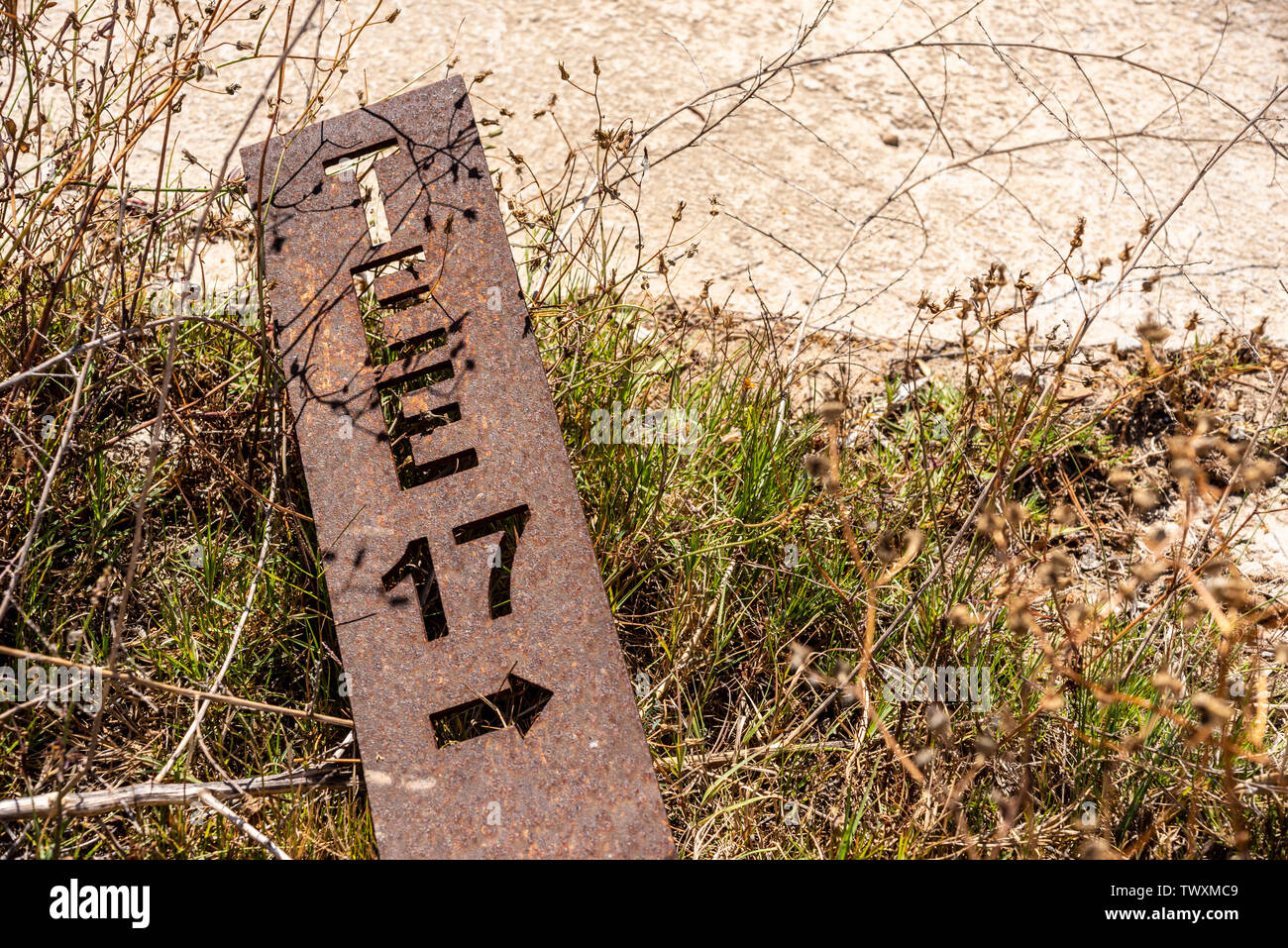 Golf course closed sign hi-res stock photography and images - Alamy