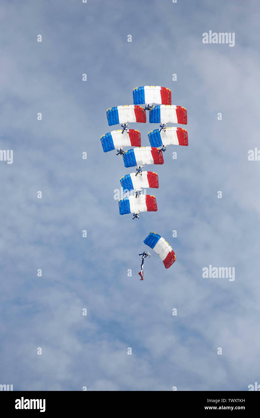 French parachute display team hi-res stock photography and images - Alamy