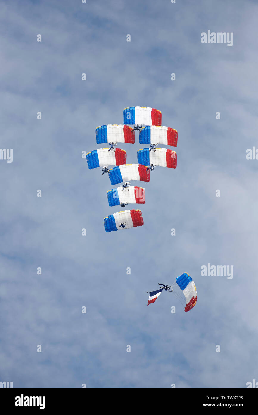 French parachute display team hi-res stock photography and images - Alamy