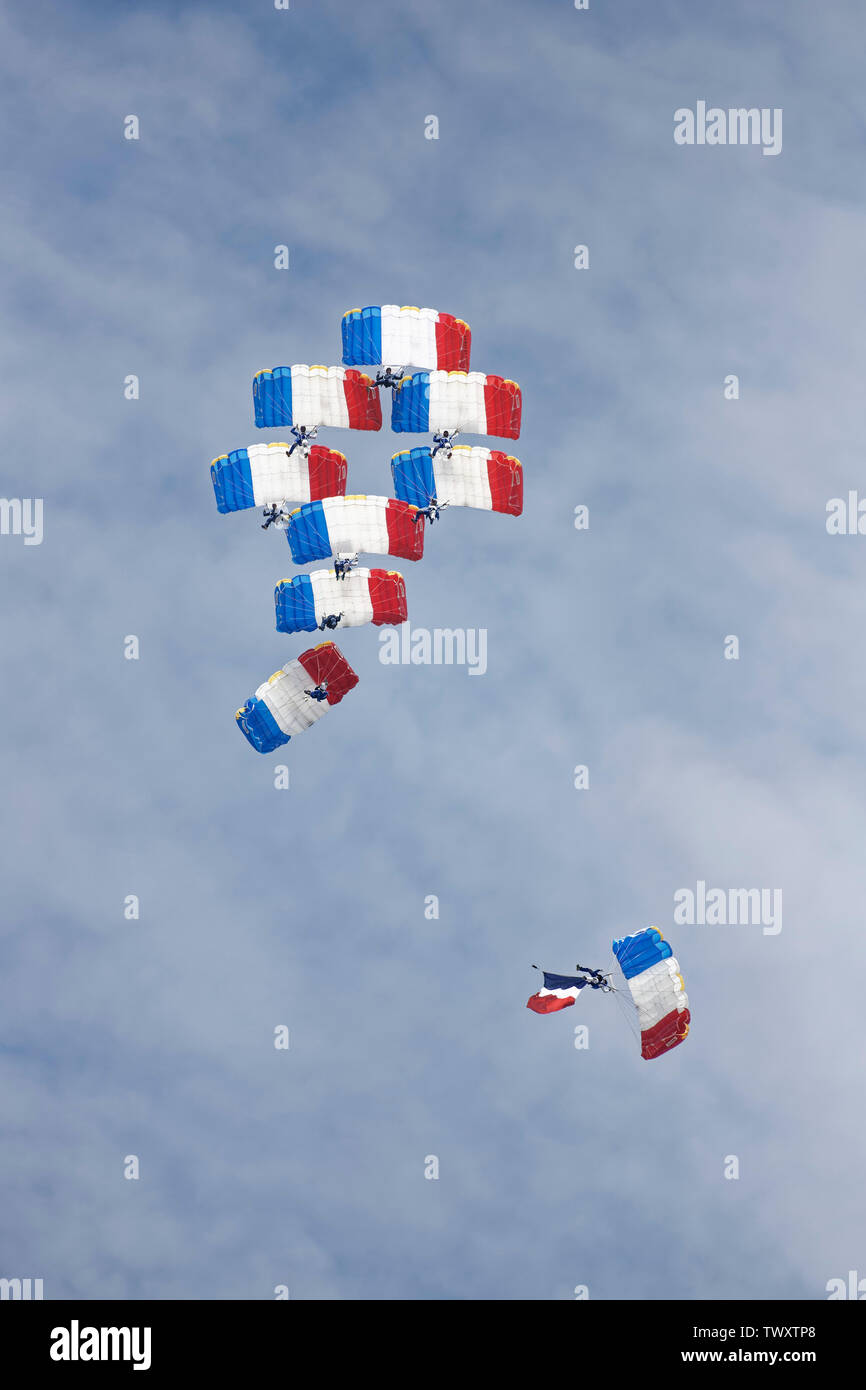 French parachute display team hi-res stock photography and images - Alamy