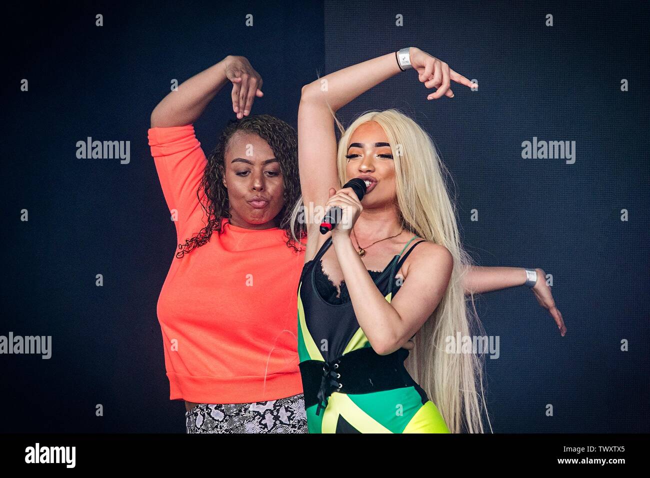 Solo entertainer hi-res stock photography and images - Alamy