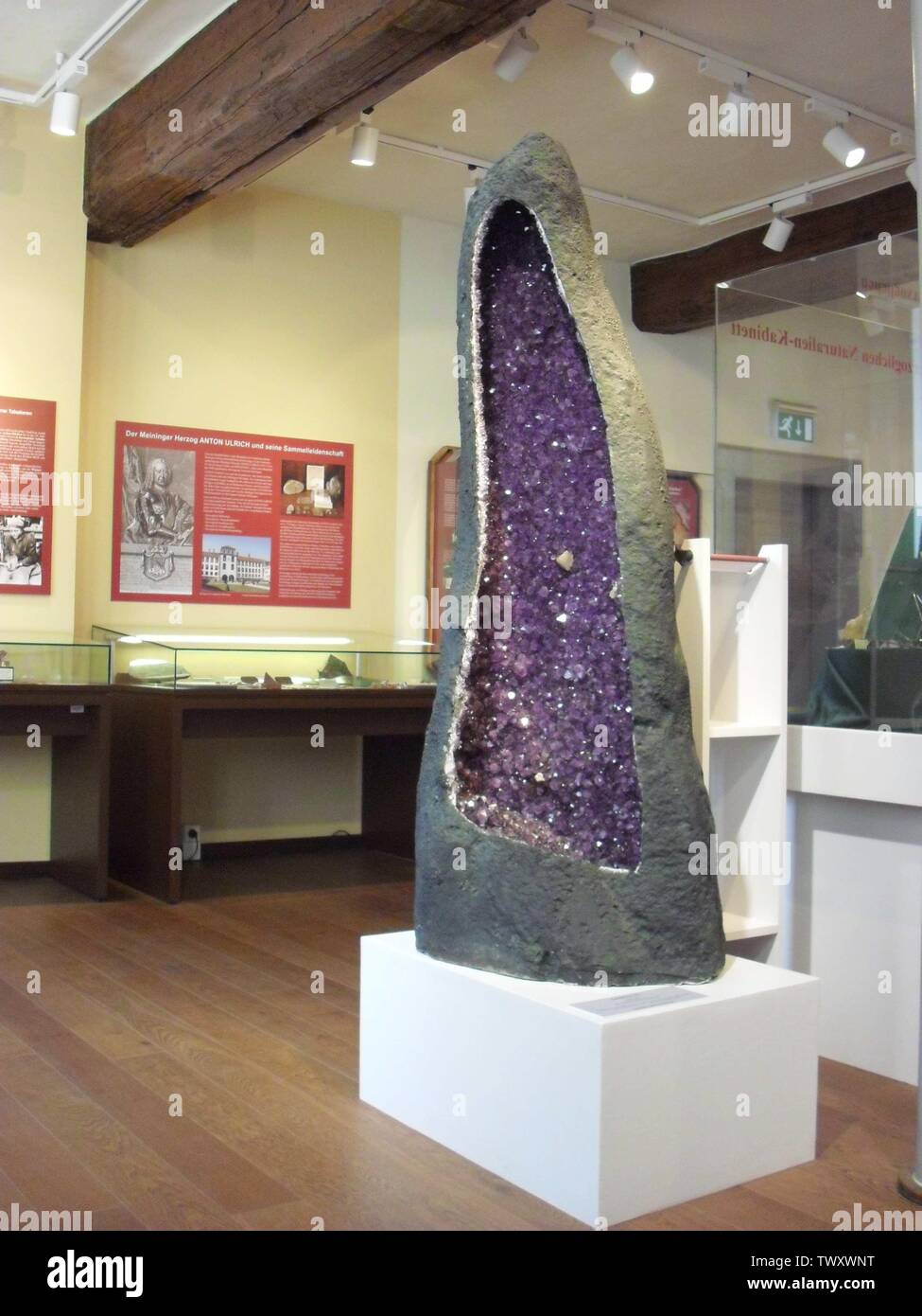 Giant geode hi-res stock photography and images - Alamy