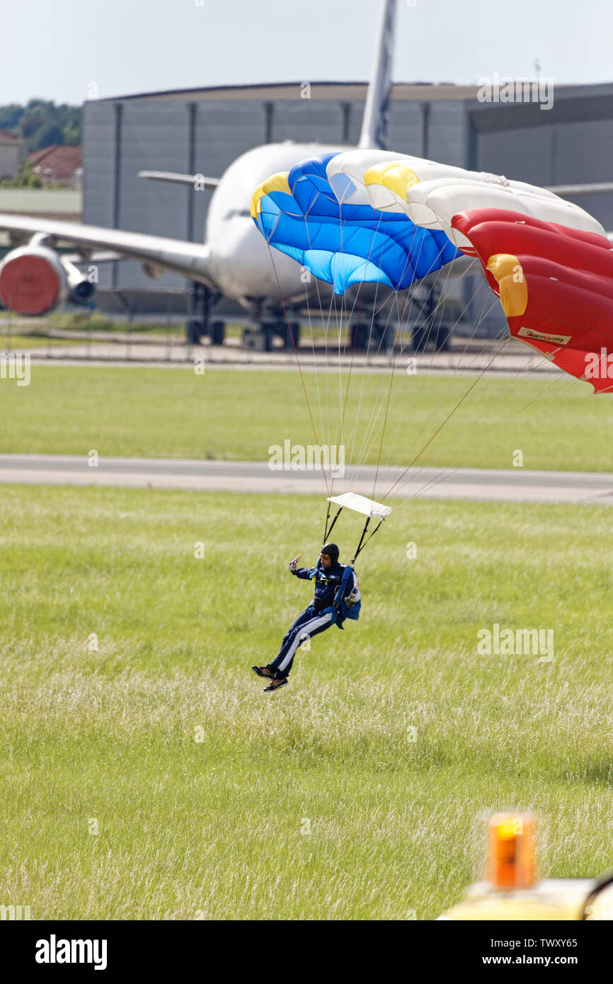 French parachute display team hi-res stock photography and images - Alamy