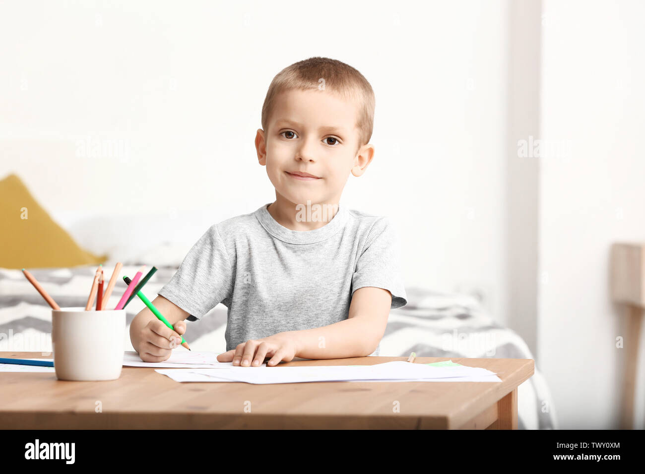 Little boy drawing at home Stock Photo - Alamy