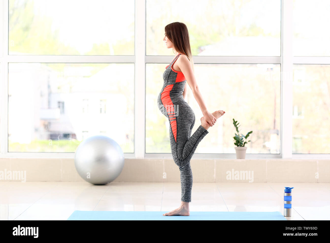 Beautiful pregnant woman training in gym Stock Photo - Alamy