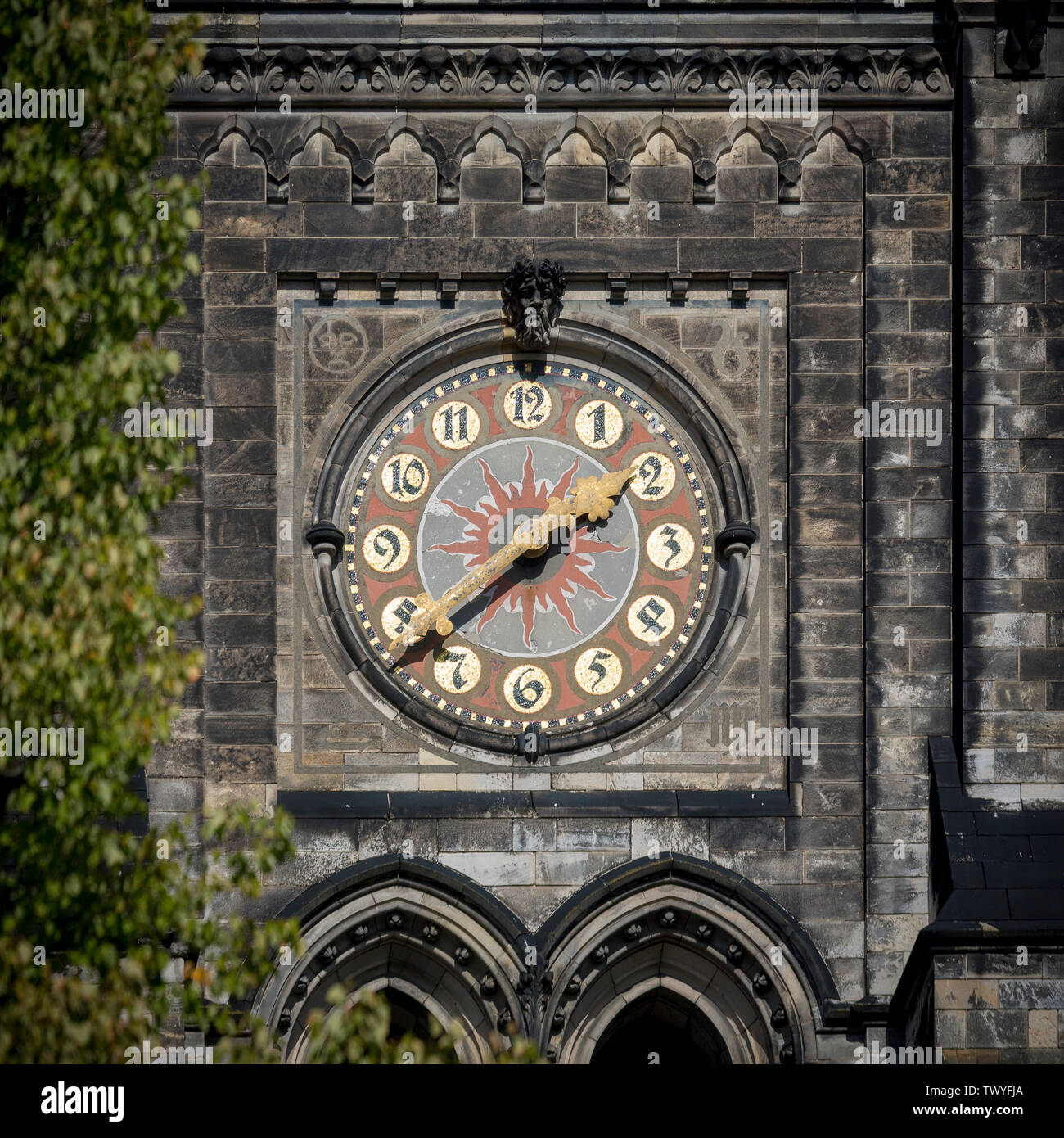 Red clock face church hi-res stock photography and images - Alamy