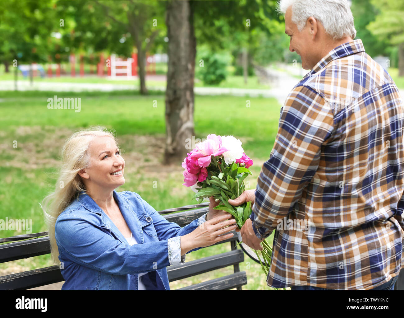 Woman receiving flowers hi-res stock photography and images - Alamy