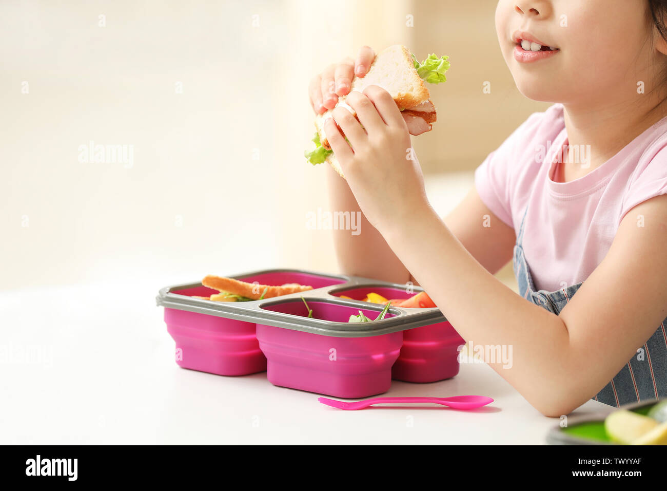 Child eating lunch classroom hi-res stock photography and images - Alamy