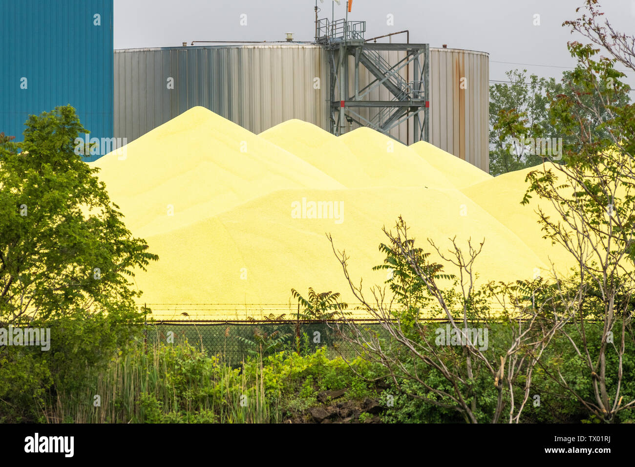 Sulfur piles hi-res stock photography and images - Alamy