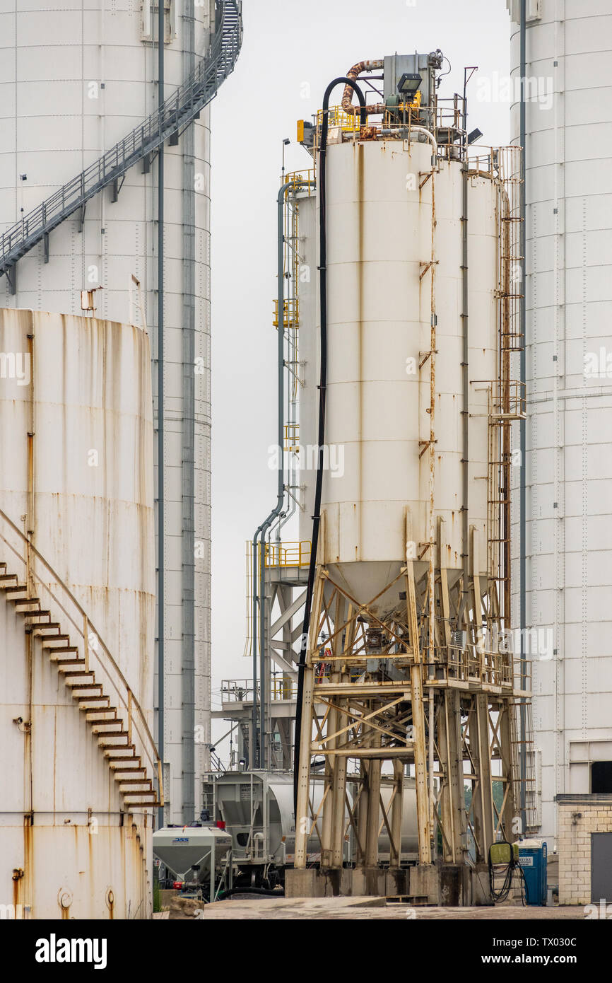 Material storage facility on the Calumet River Stock Photo - Alamy