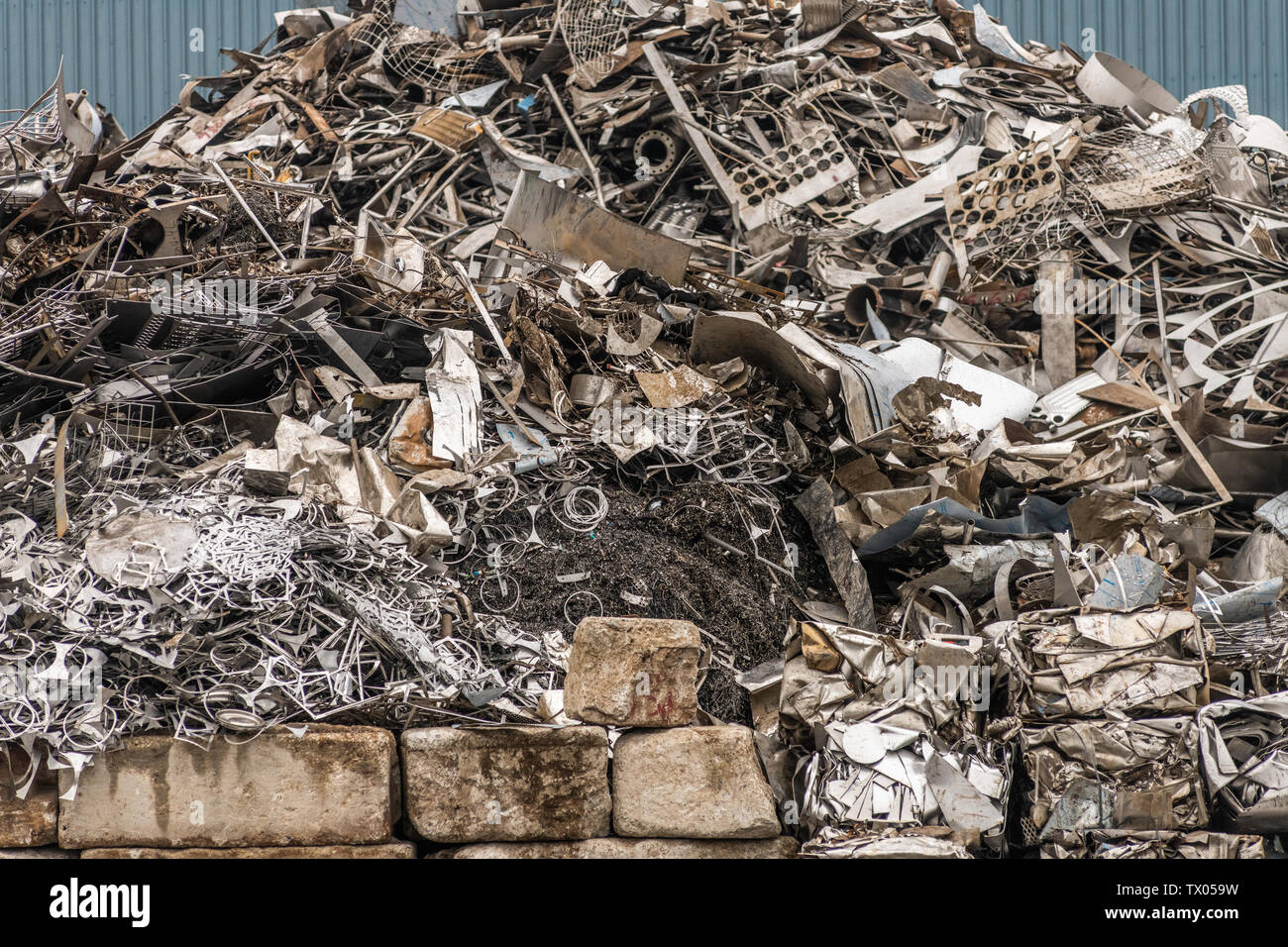 Pile of scrap metal at metal recycling facility Stock Photo - Alamy