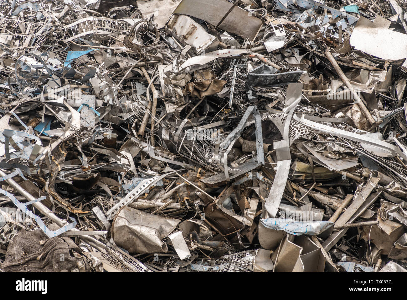 Pile of scrap metal at metal recycling facility Stock Photo - Alamy