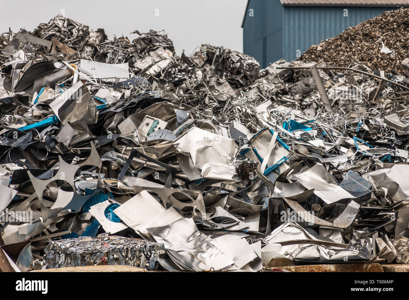 Pile of scrap metal at metal recycling facility Stock Photo - Alamy