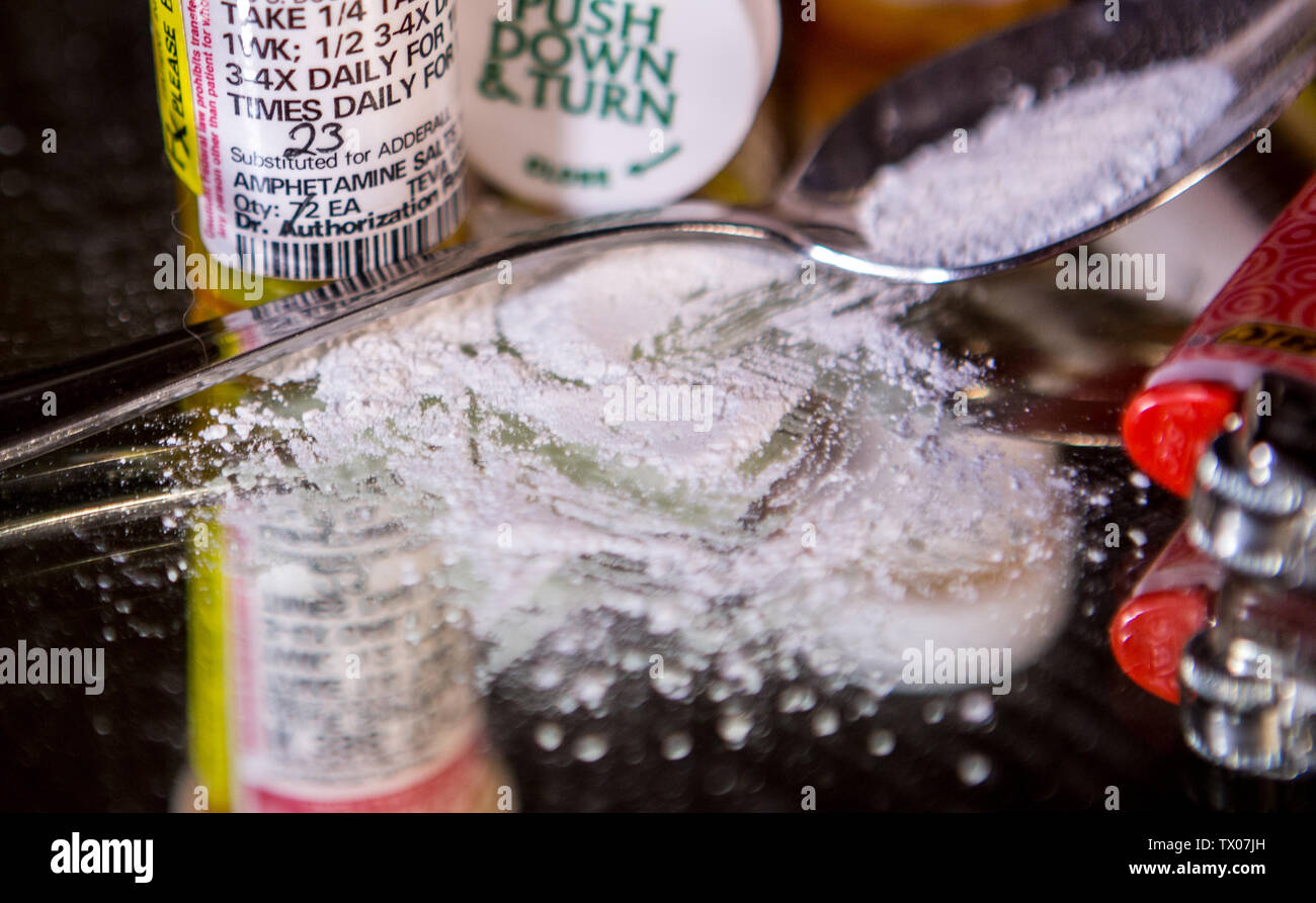 Snorting drug hi-res stock photography and images - Alamy