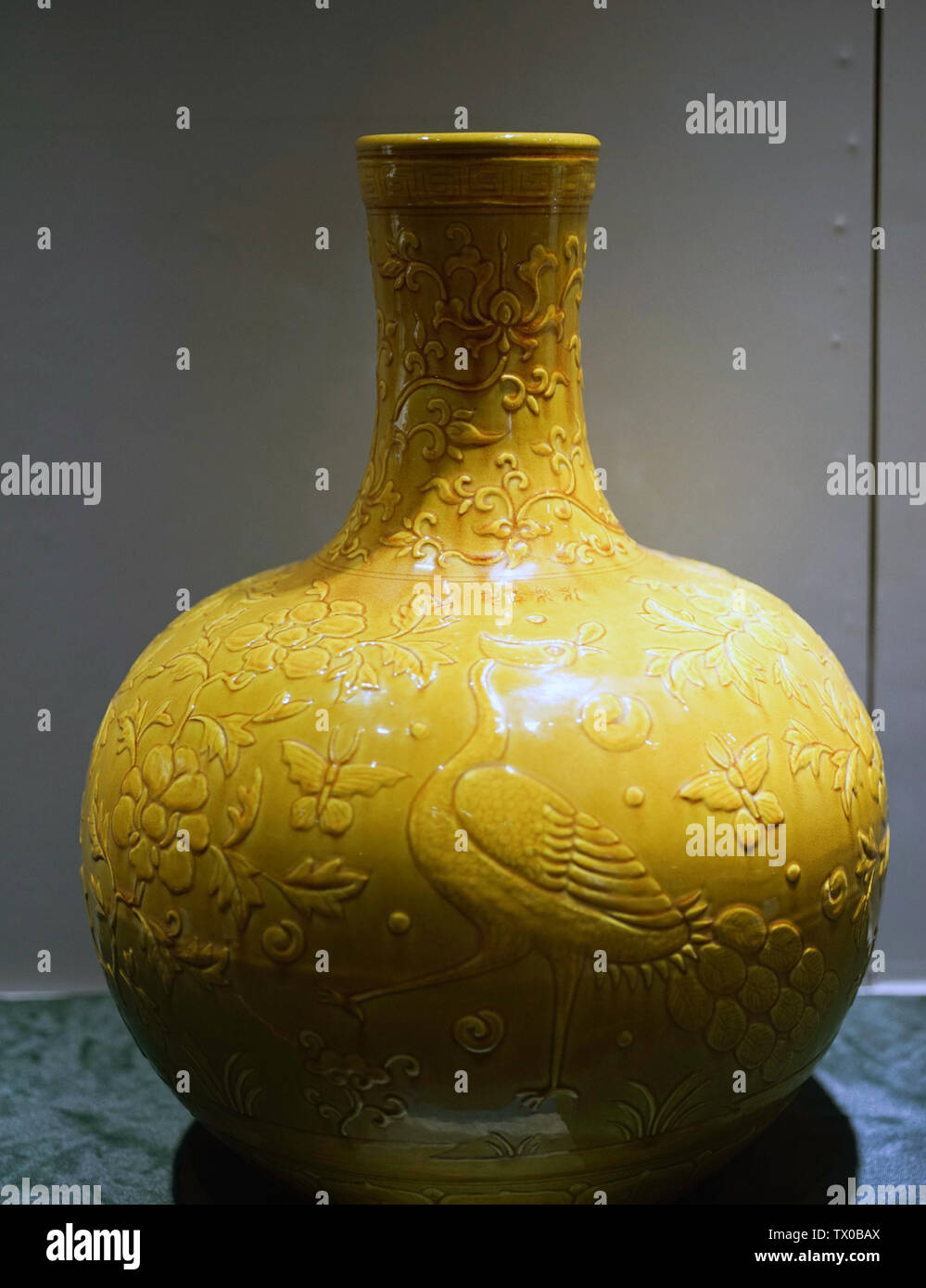 Tang three-color statue Stock Photo - Alamy