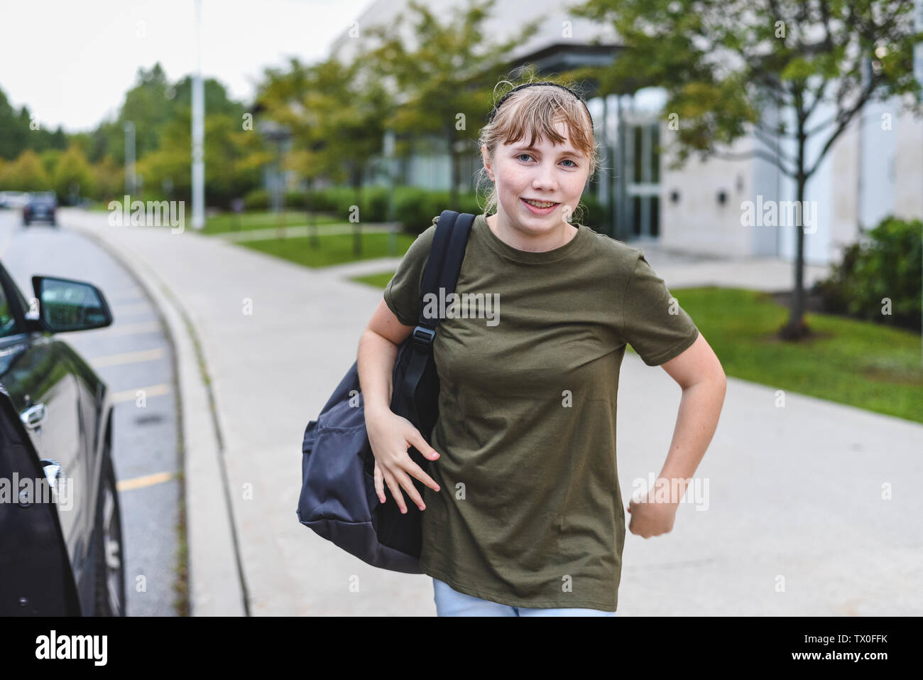 Car parking outside school hi-res stock photography and images - Alamy