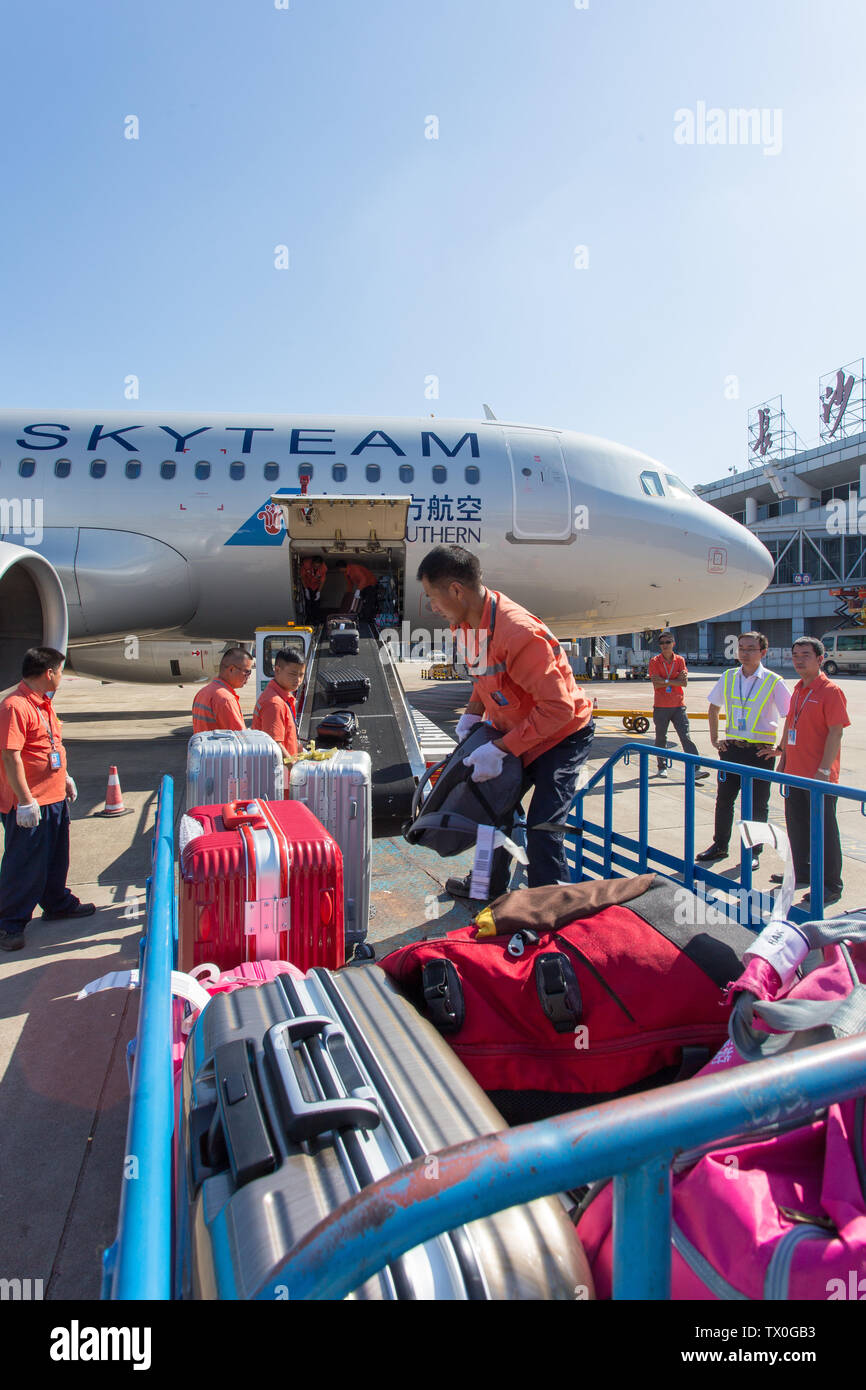 Southern Airlines, ground crew transporting checked baggage Stock Photo ...