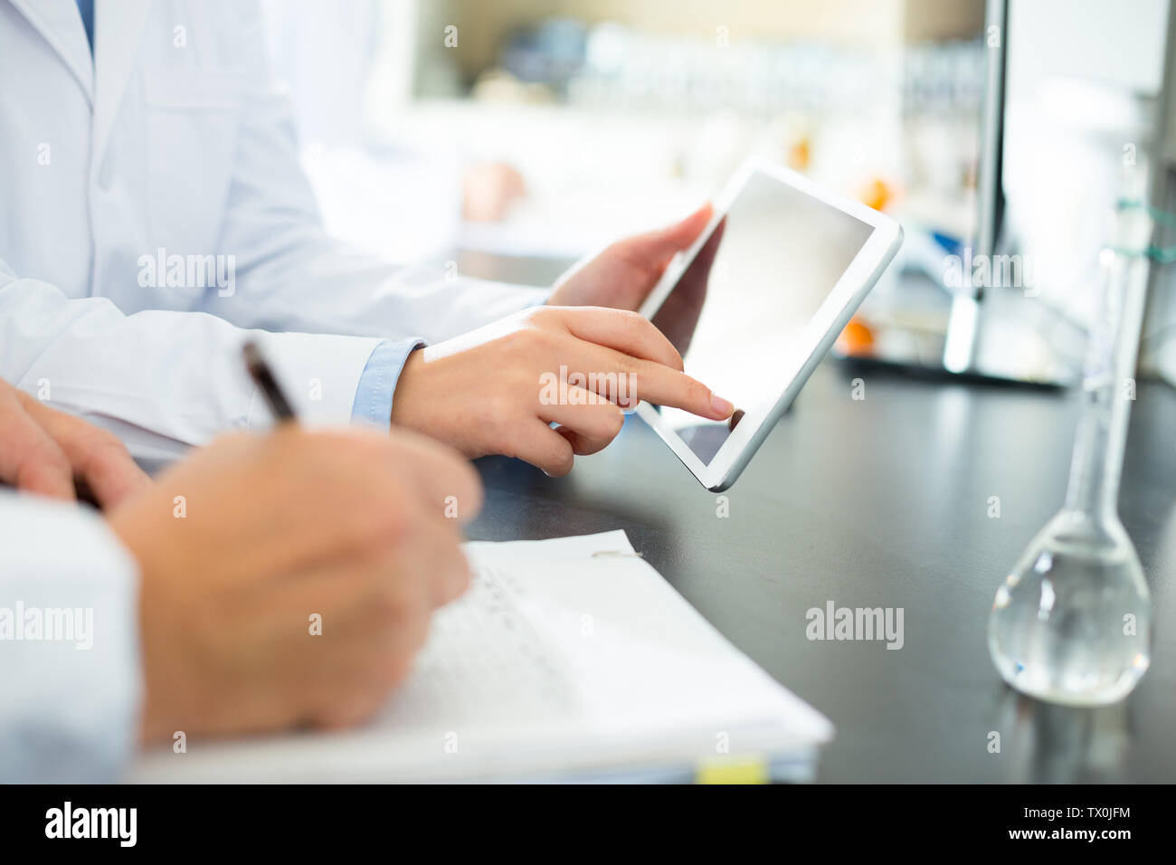 people doing chemical experiment in modern lab Stock Photo - Alamy