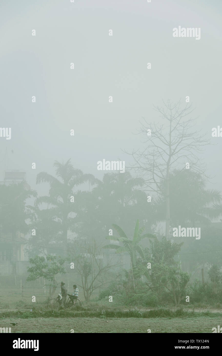 Lin Shu Tian Mu Tou, Yancun soil intersection, a bicycle, two children ...
