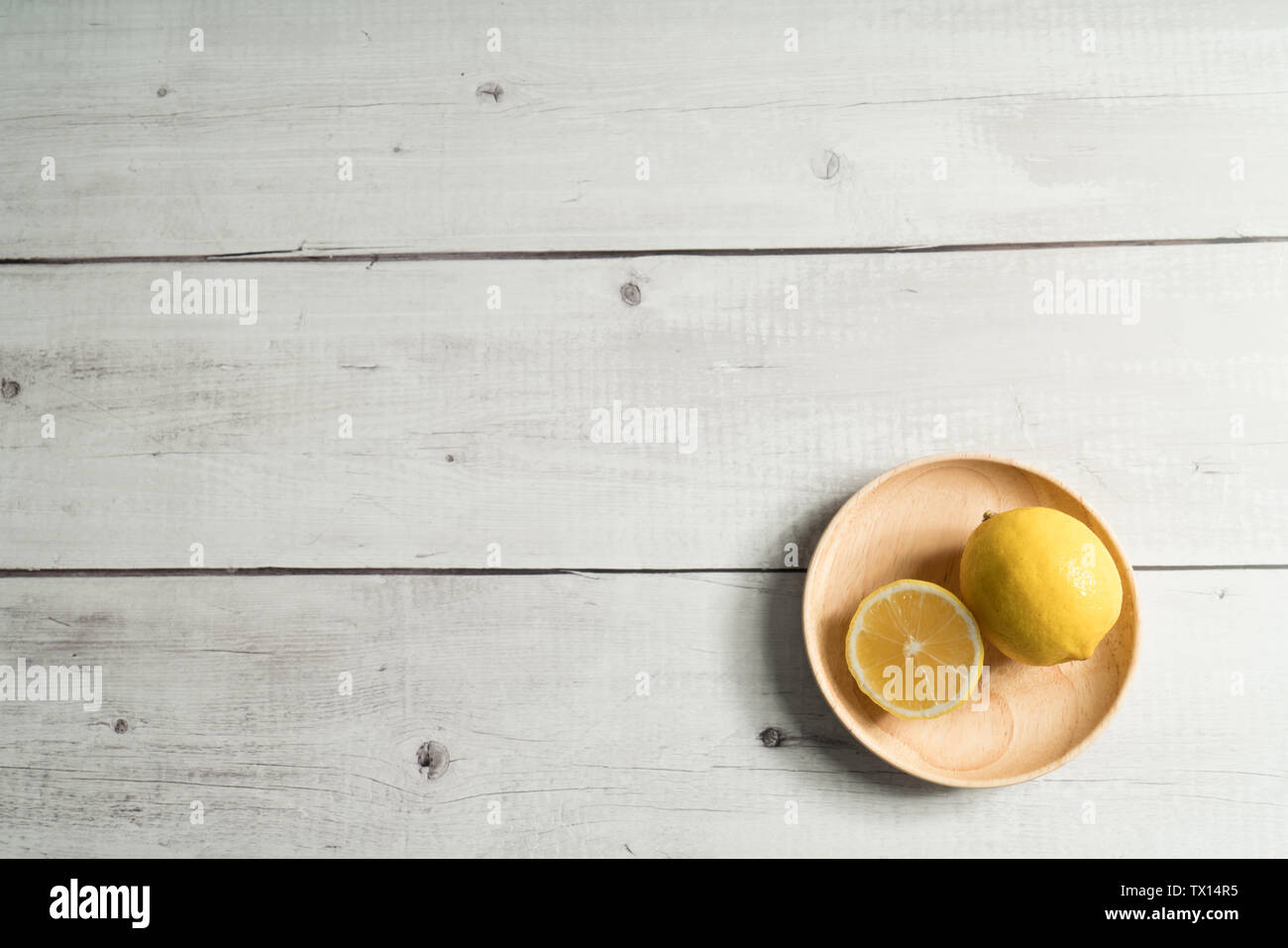 Lemon with wood pattern background Stock Photo - Alamy