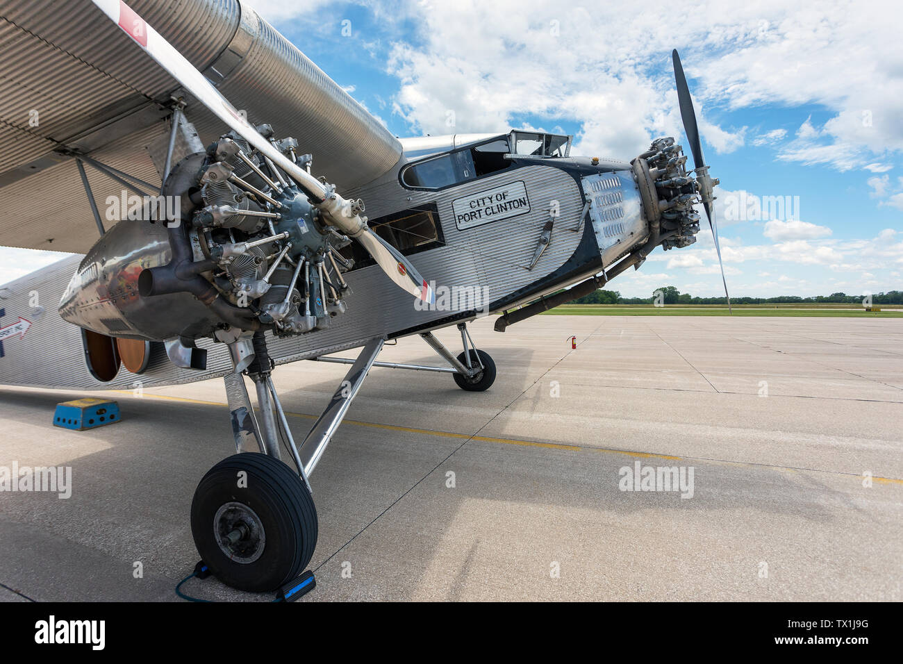 1928 ford trimotor airplane airport hi-res stock photography and images ...