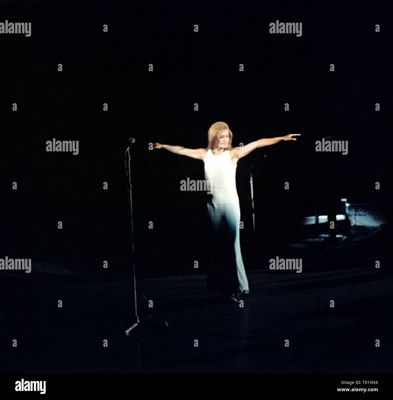 Dalida in concert hi-res stock photography and images - Alamy