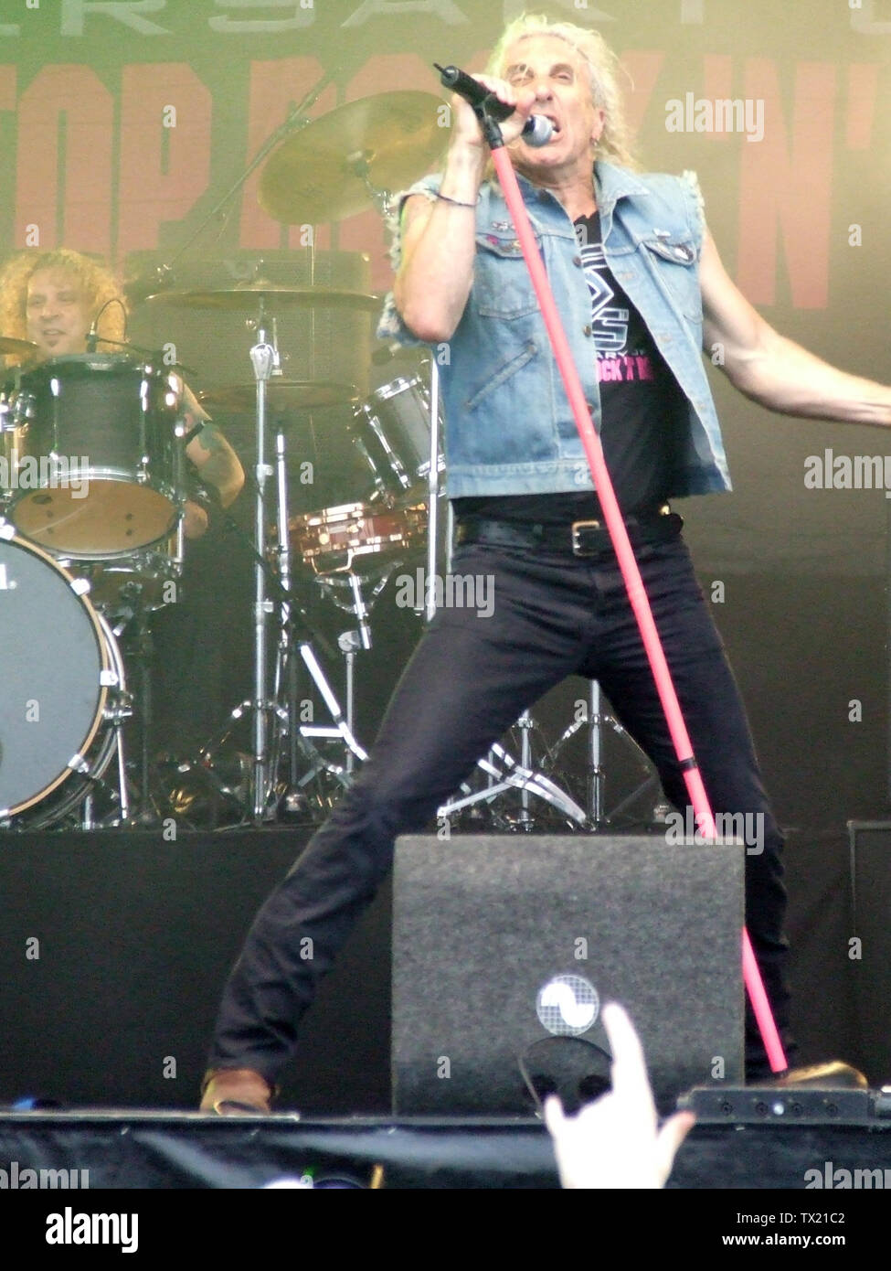 Twisted arrow hi-res stock photography and images - Alamy