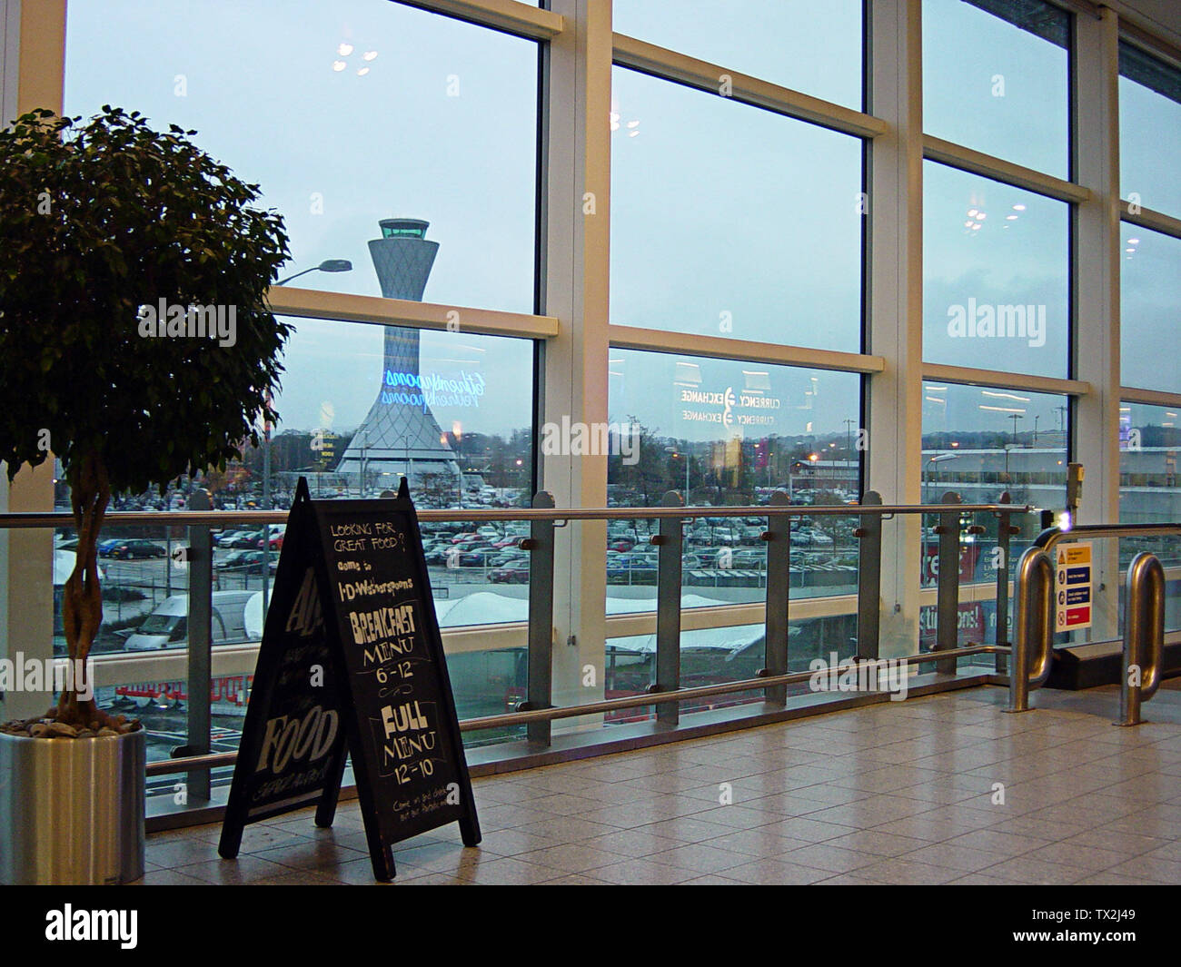 Edinburgh airport terminal hi-res stock photography and images - Alamy