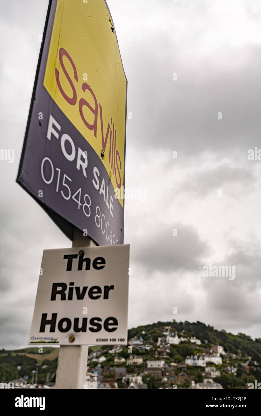 Savillis house for sale sign hi-res stock photography and images - Alamy
