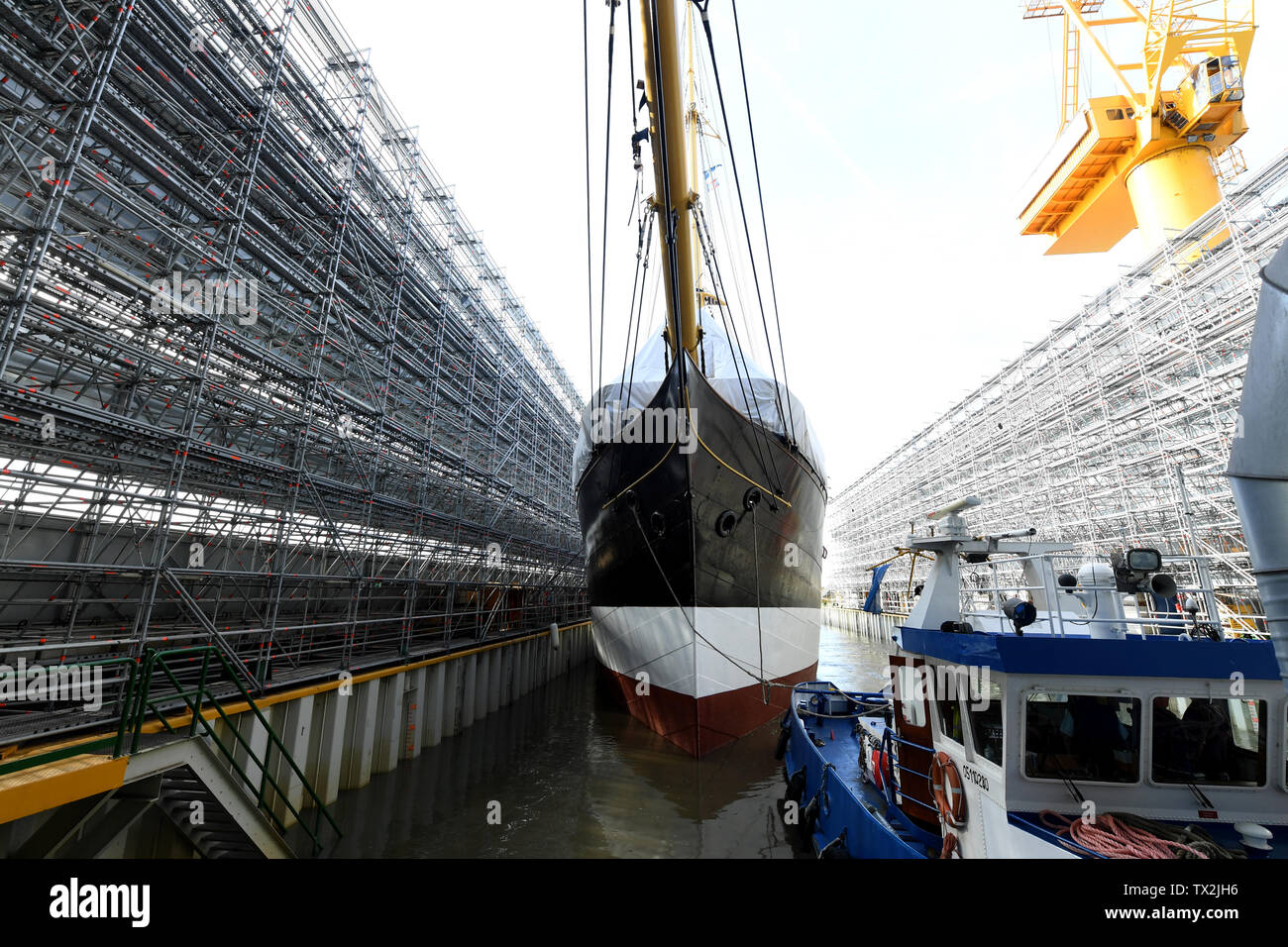 Wewelsfleth, Germany. 24th June, 2019. The sailing ship "Peking" lies ...