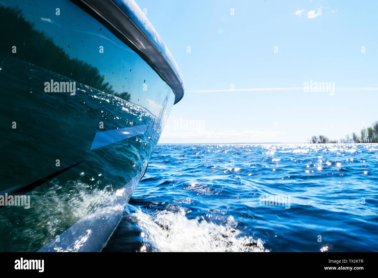 Speeding cruise boat hi-res stock photography and images - Alamy