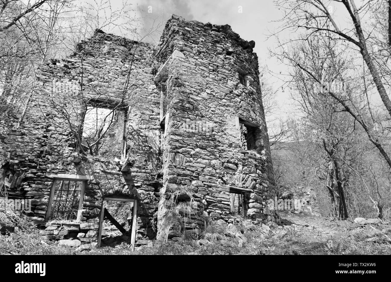 Black ruins hi-res stock photography and images - Alamy