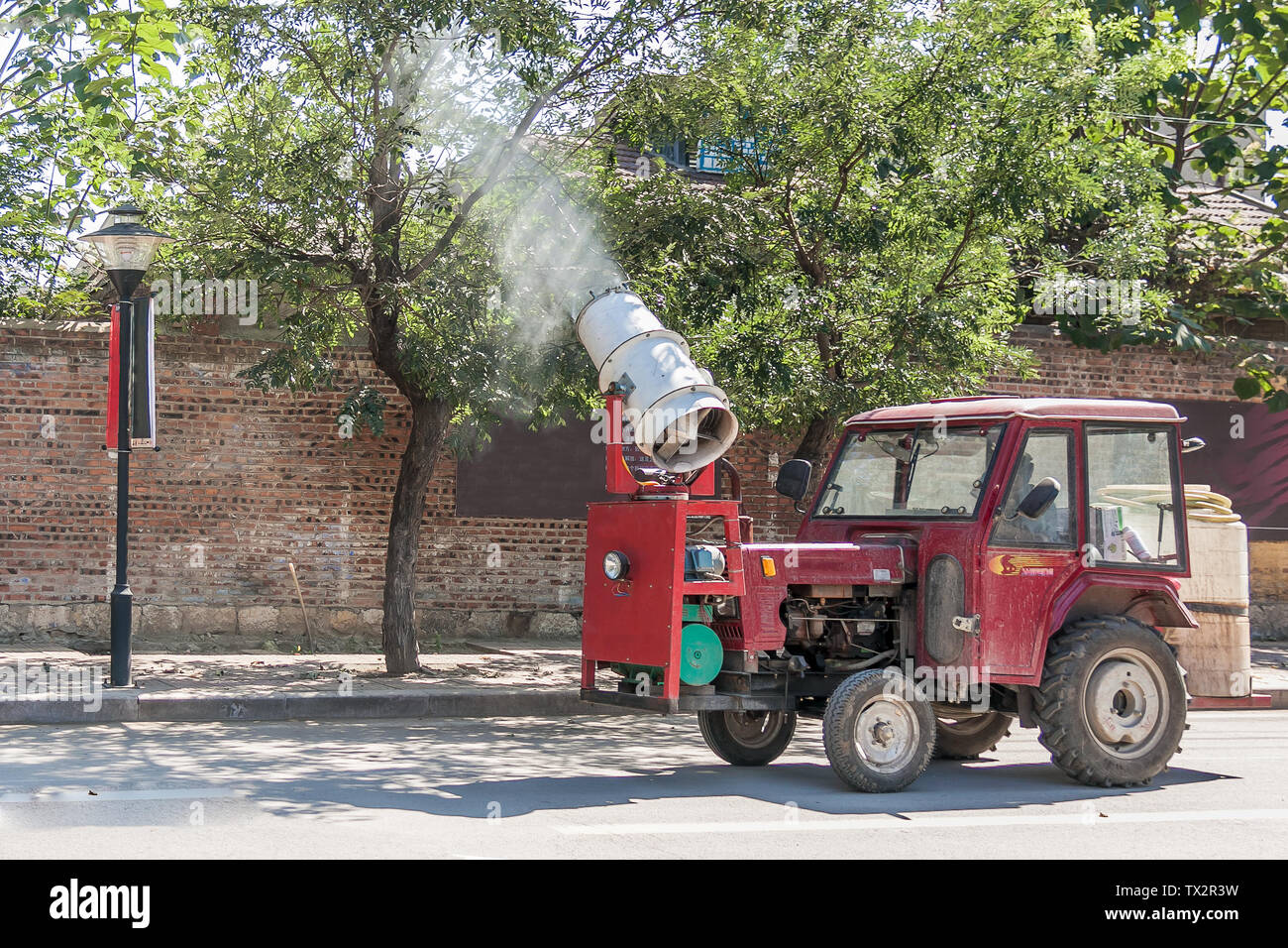 Mechanical spraying of pesticides Stock Photo - Alamy