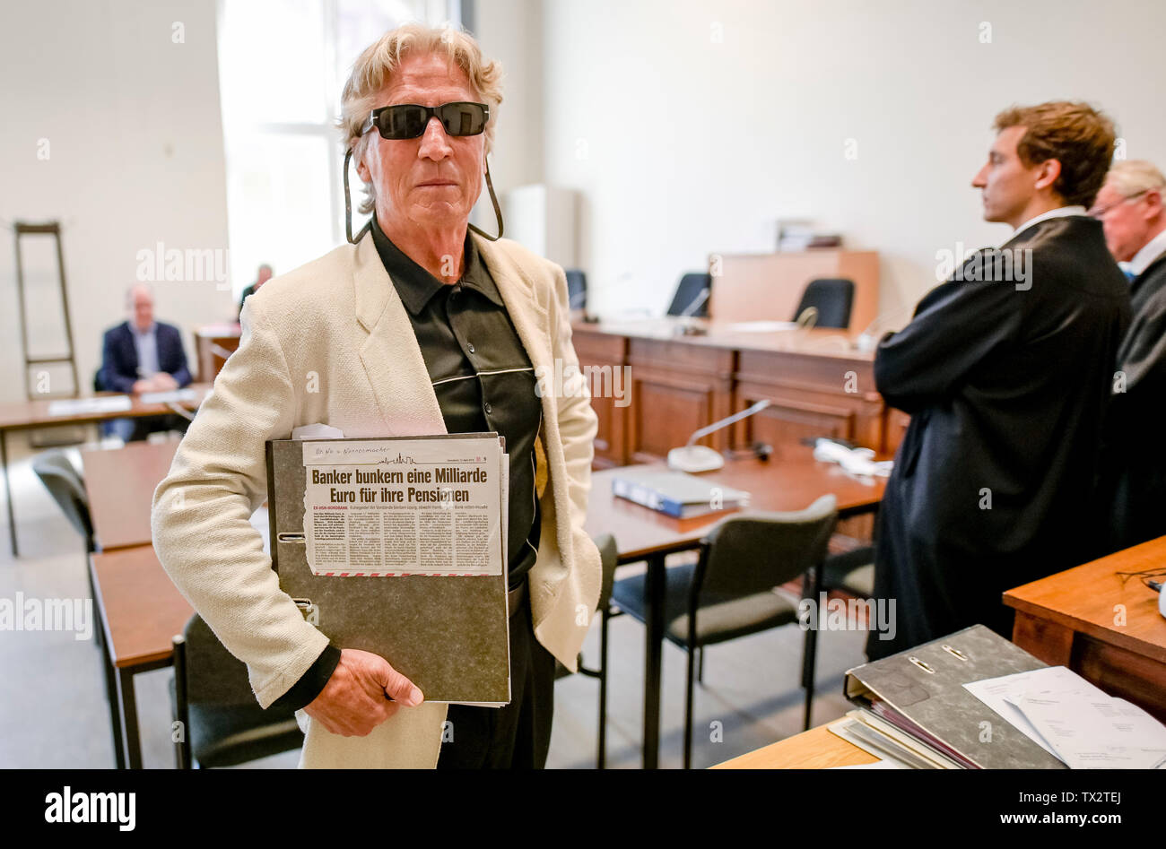 Old newspaper clipping hi-res stock photography and images - Alamy