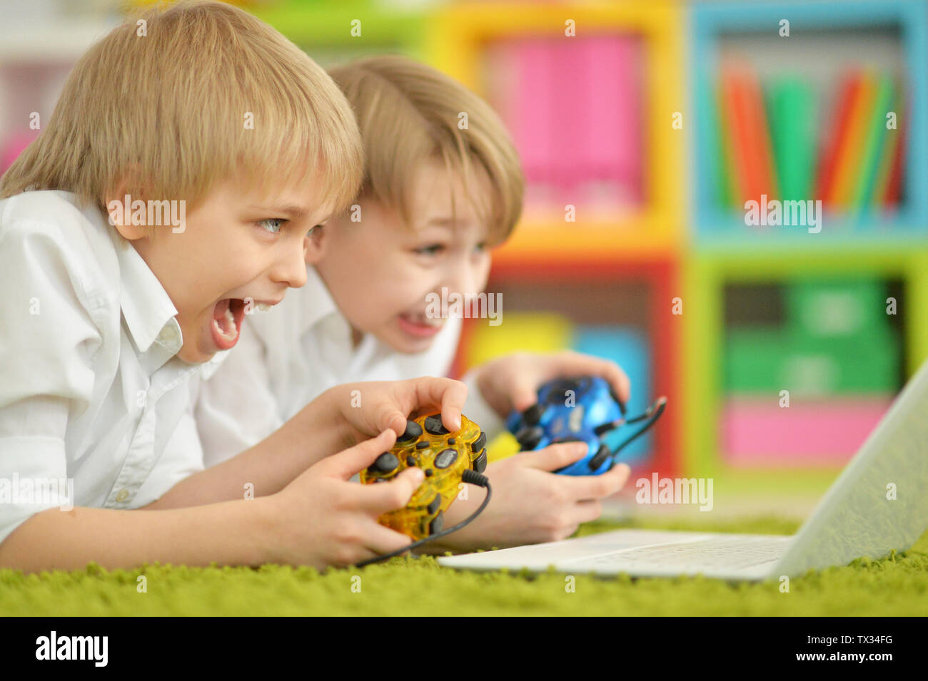 Group boys playing computer hi-res stock photography and images - Alamy