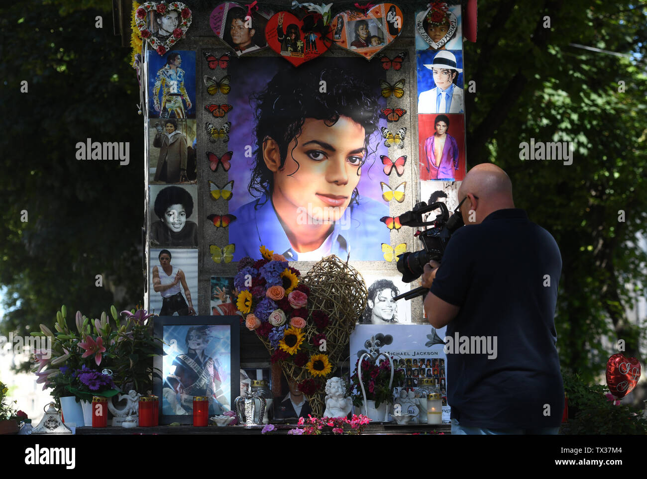 Michael jackson memorial service hi-res stock photography and images ...