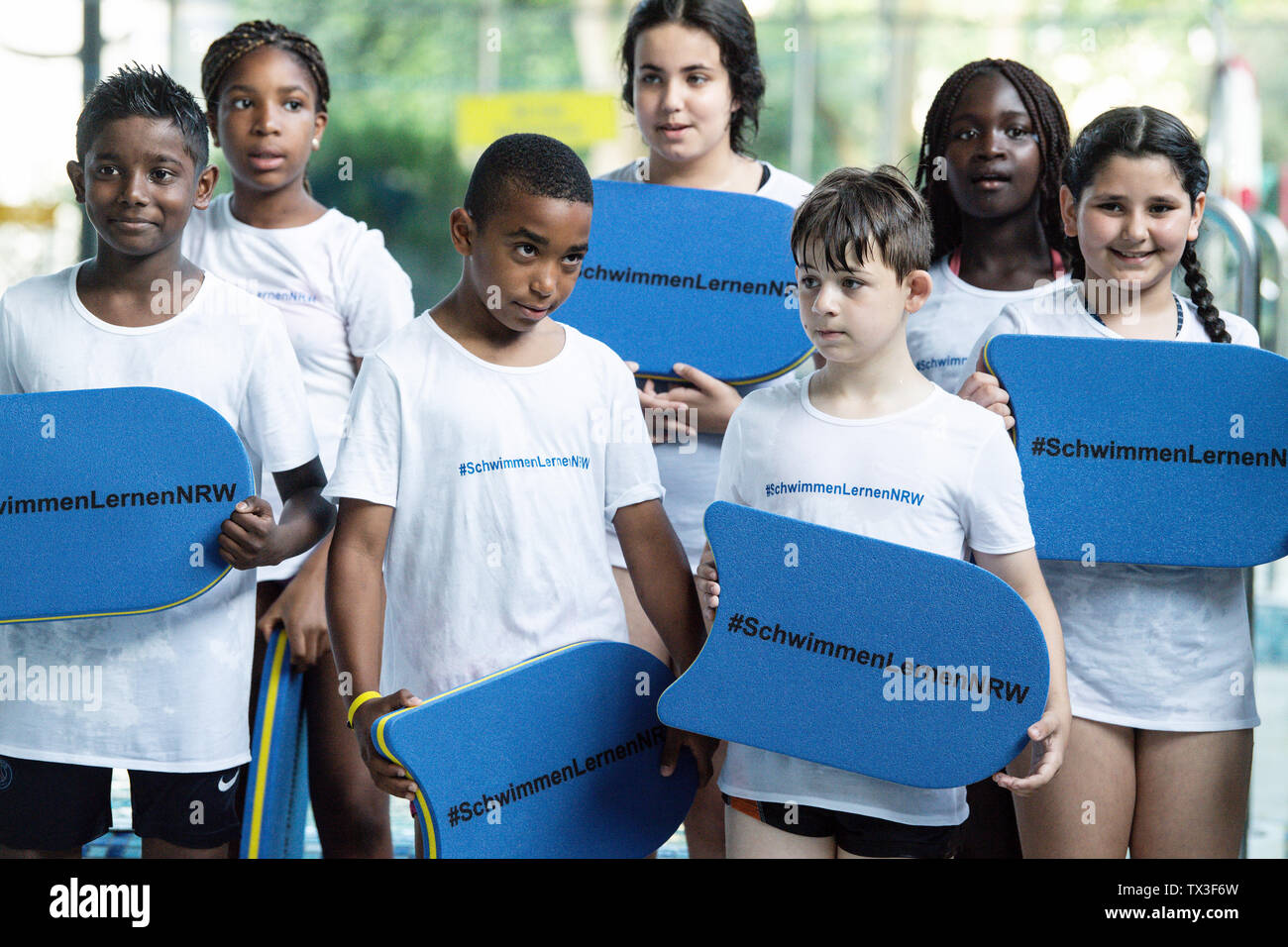 Stand swimming pools hi-res stock photography and images - Alamy