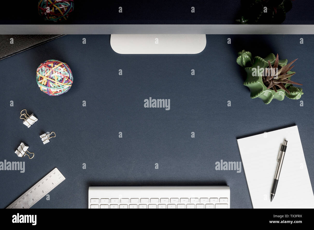 Computer desk plant nobody hi-res stock photography and images - Alamy