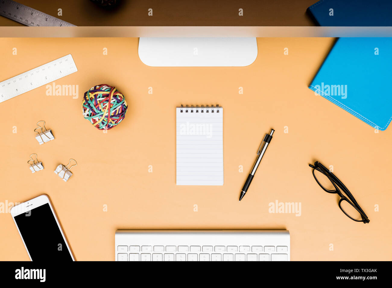 View from above blank notepad in front of computer Stock Photo - Alamy