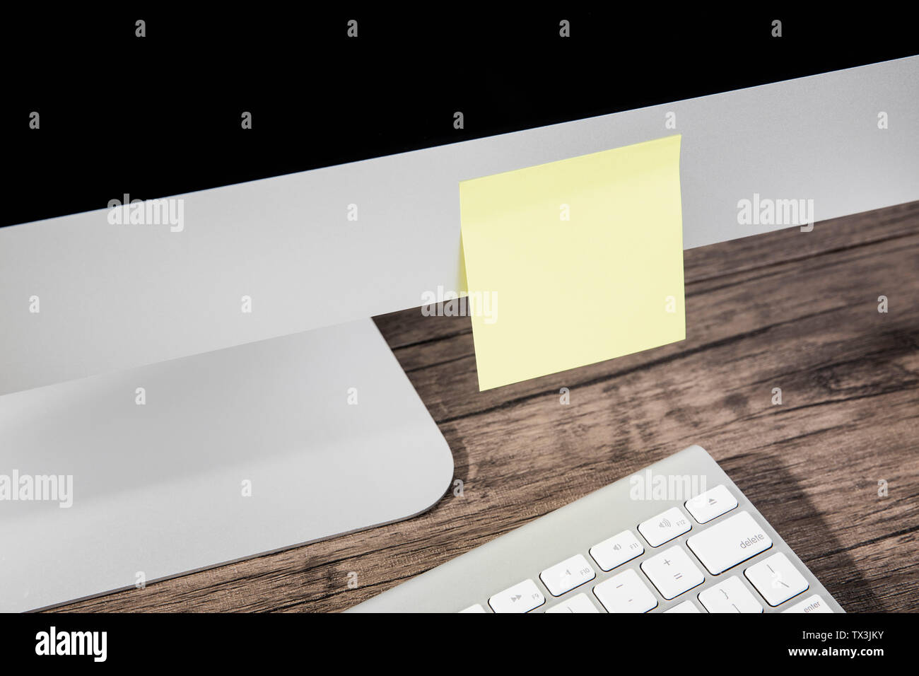 Blank adhesive note on computer Stock Photo - Alamy