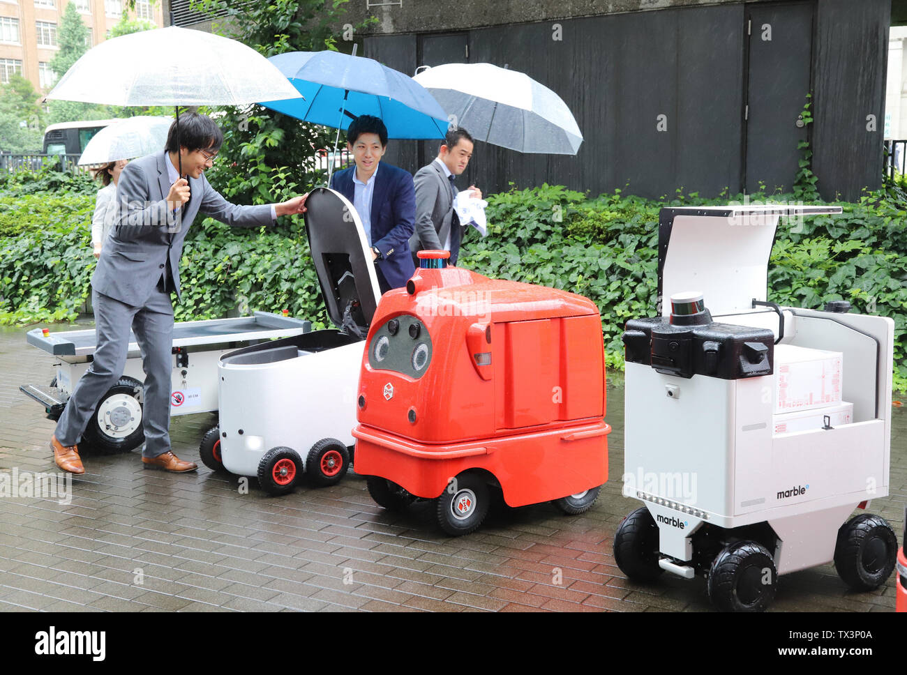 Autonomous delivery robots hi-res stock photography and images - Alamy