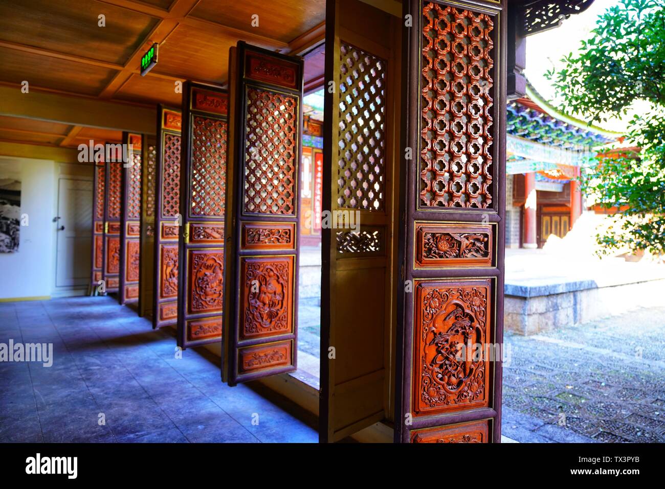 Street view of the ancient city of Lijiang Stock Photo - Alamy