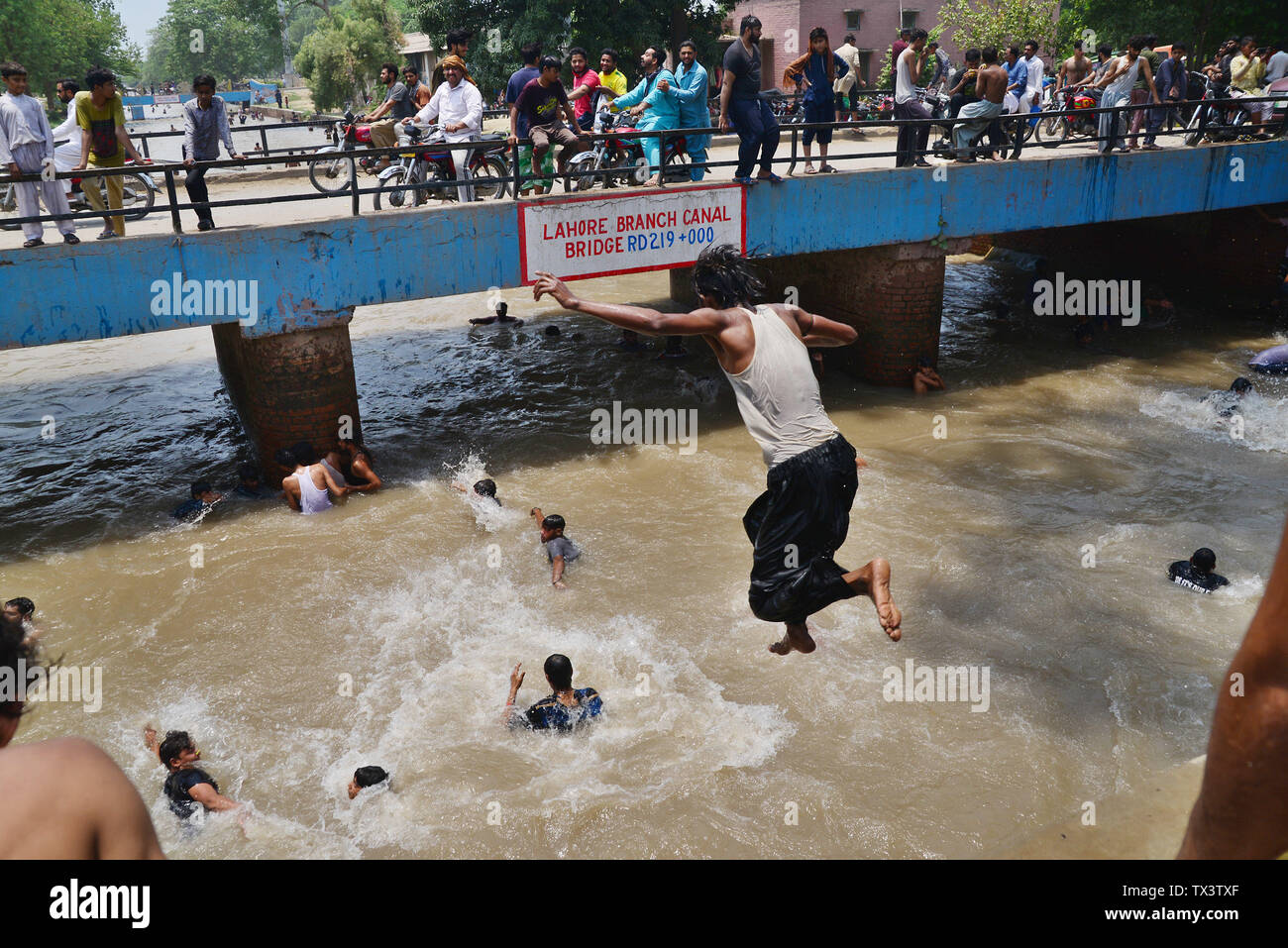 Lahore, Pakistan. 23rd June, 2019. A large number of Pakistani people ...