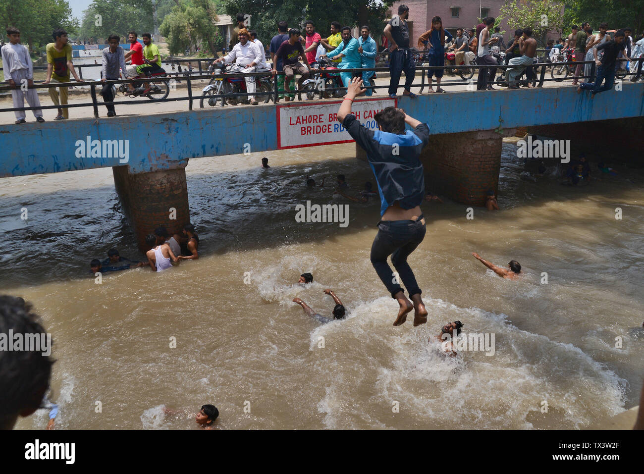 Lahore, Pakistan. 23rd June, 2019. A large number of Pakistani people ...