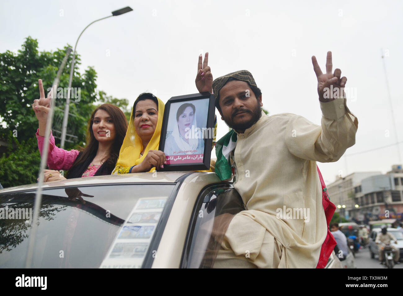 Pakistan peoples party ppp workers hi-res stock photography and images ...