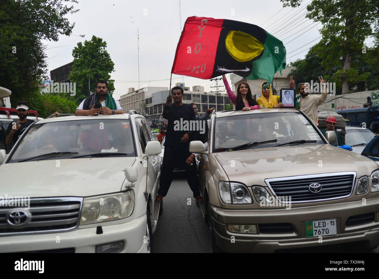 Pakistan peoples party ppp workers hi-res stock photography and images ...